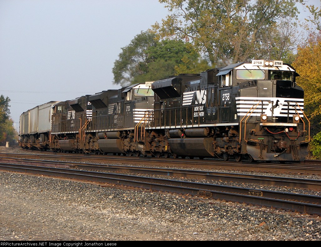 3 SD70M-2's hurry east with 20E